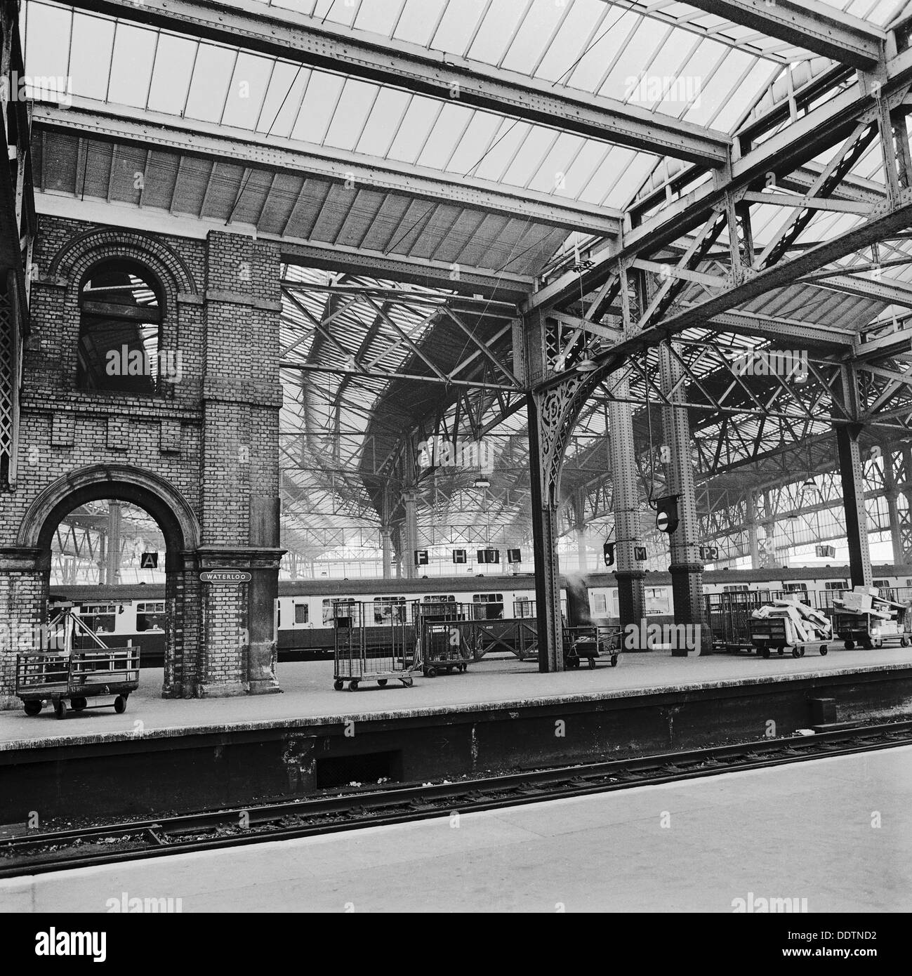 London waterloo station london railway Black and White Stock Photos ...