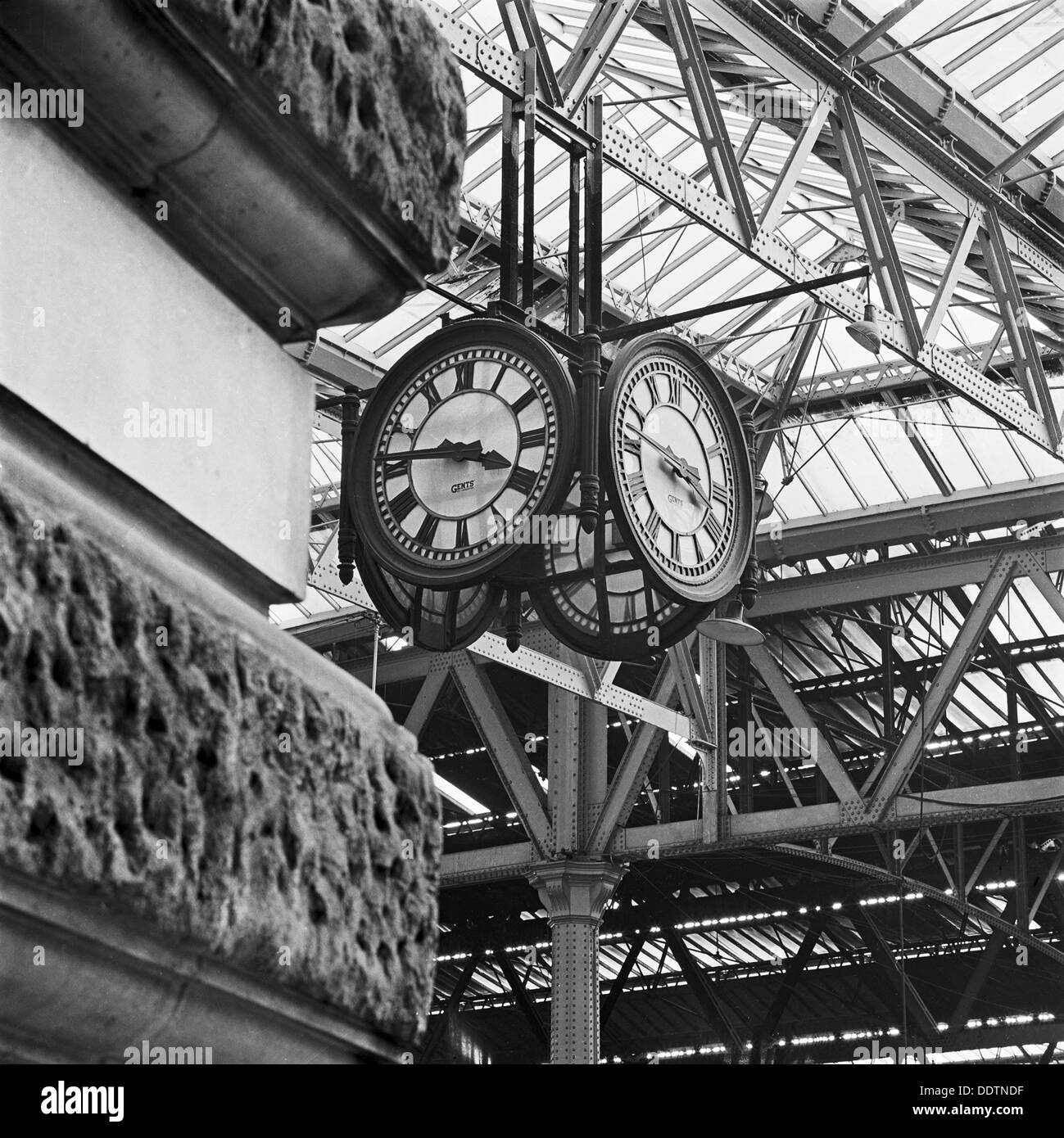 Waterloo station london 1960's hi-res stock photography and images - Alamy