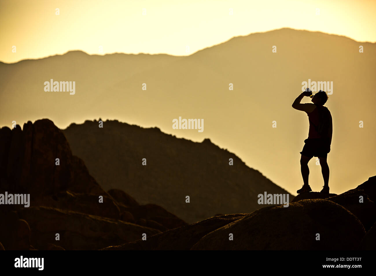 Lone runner hi-res stock photography and images - Alamy