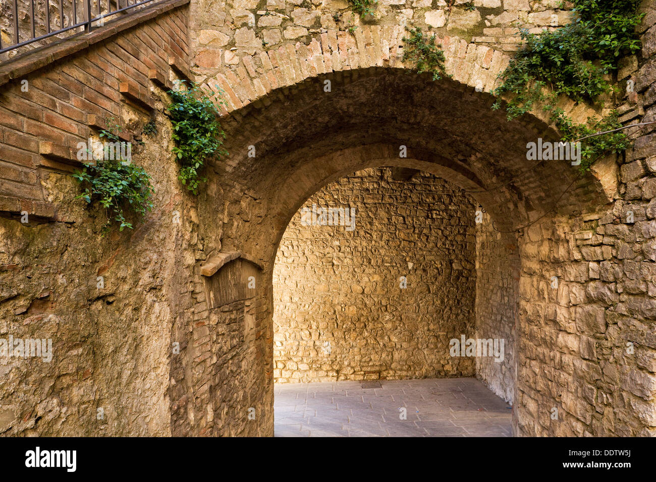 Medieval stone arch hi-res stock photography and images - Alamy