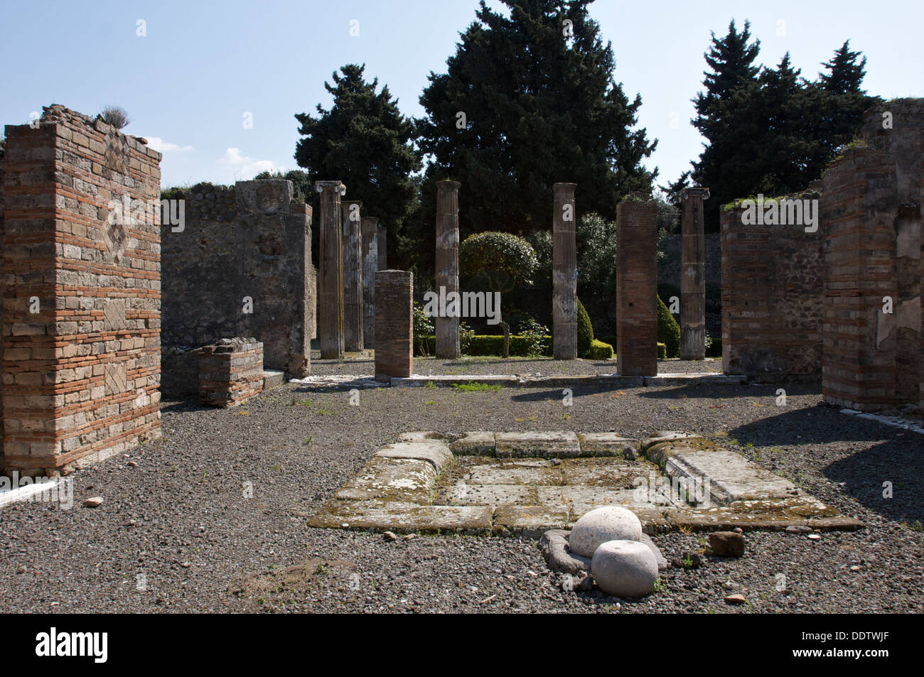 Pompeii atrium peristyle hi-res stock photography and images - Alamy
