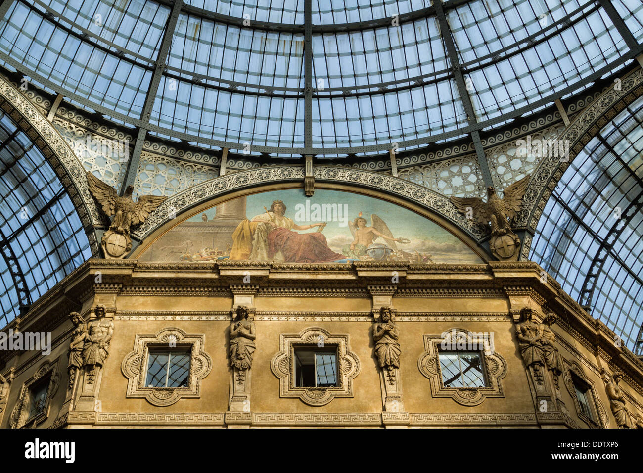 Shopping mall arched ceiling hi-res stock photography and images - Alamy