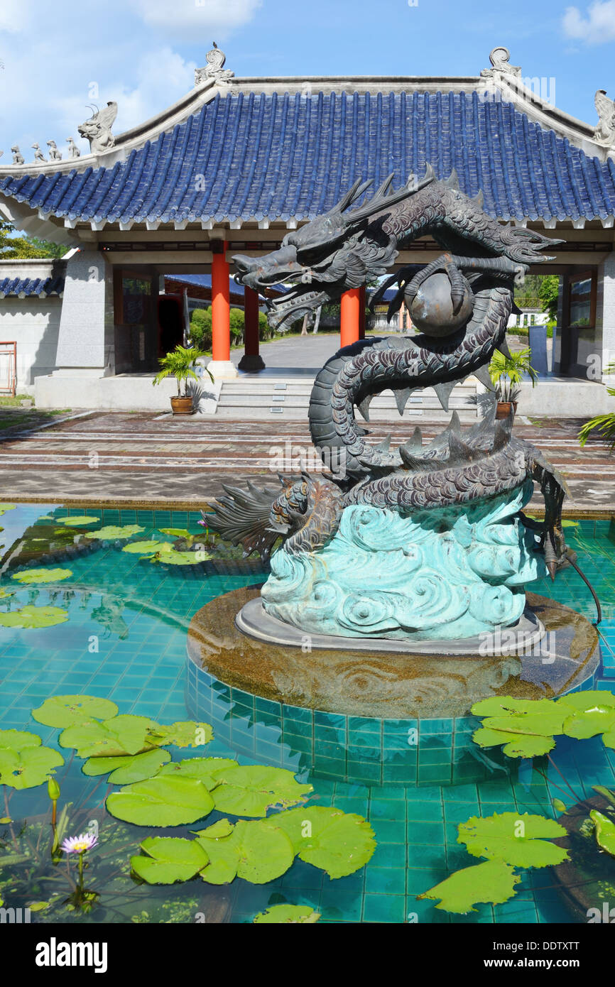 Chinese dragon statue hi-res stock photography and images - Alamy