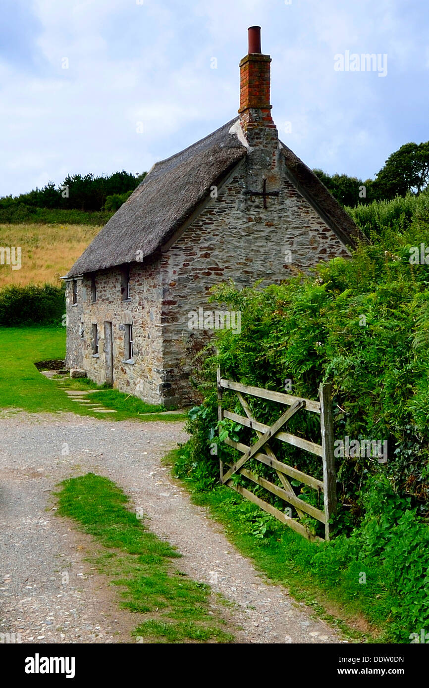 Garden hedge uk cottage hi-res stock photography and images - Alamy