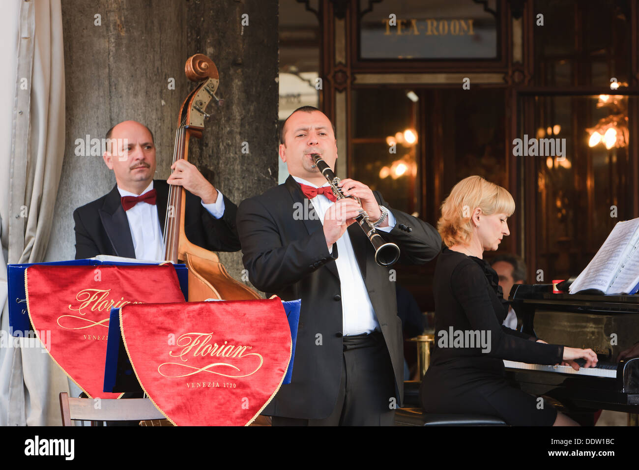 Three italian musicians hi-res stock photography and images - Alamy