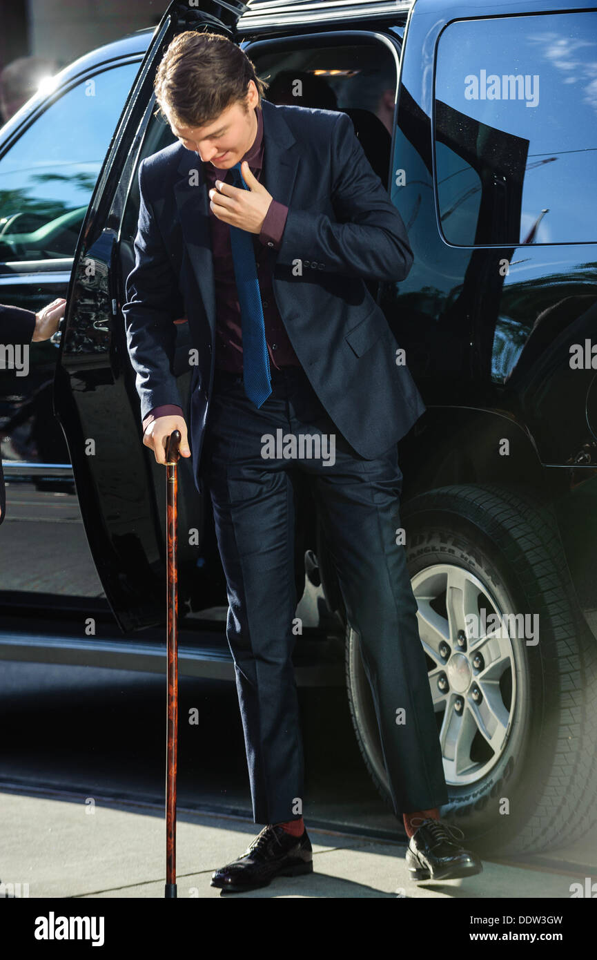 Person limping hi-res stock photography and images - Alamy