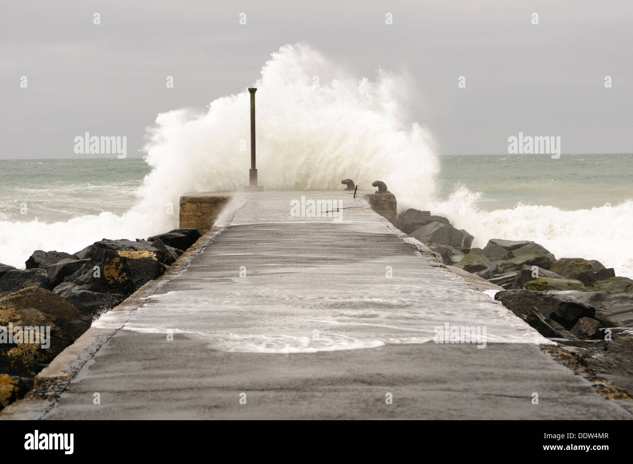 Wave Crashing Pier Stock Photos & Wave Crashing Pier Stock Images - Alamy