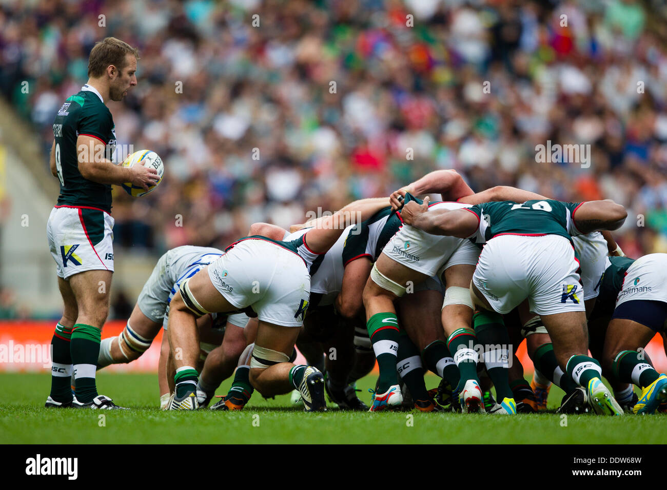 Scrum half in action hi-res stock photography and images - Alamy