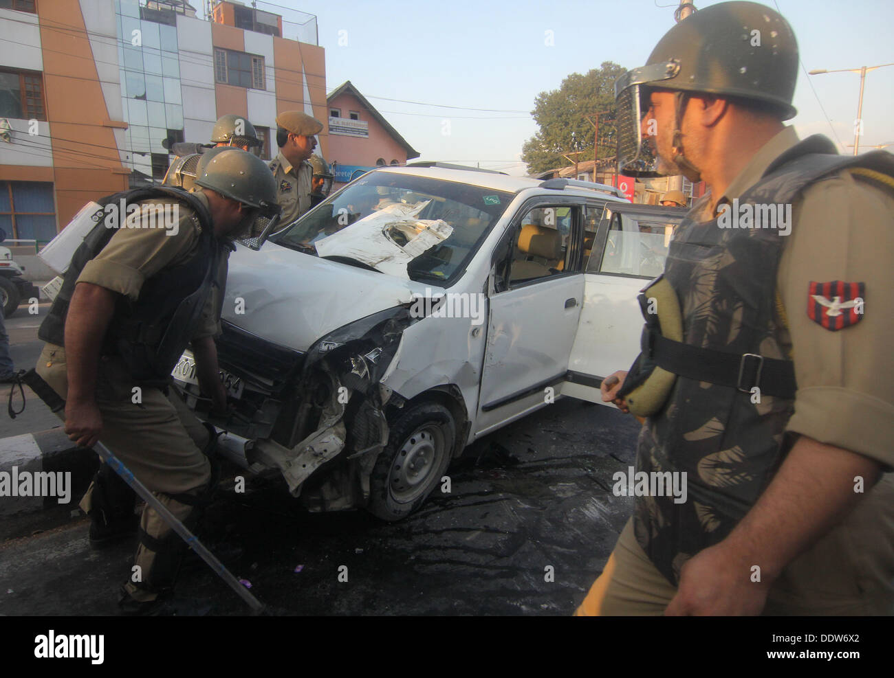 Police lifting car hi-res stock photography and images - Alamy