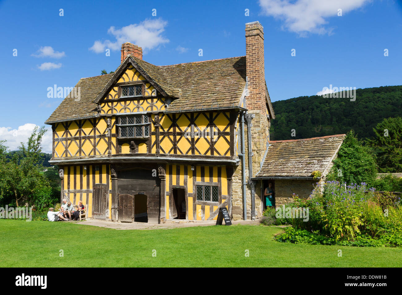 Medieval timber framed house medieval hi-res stock photography and ...