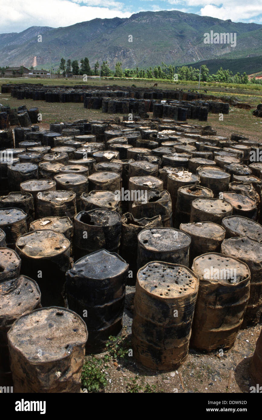 Empty oil barrels hi-res stock photography and images - Alamy