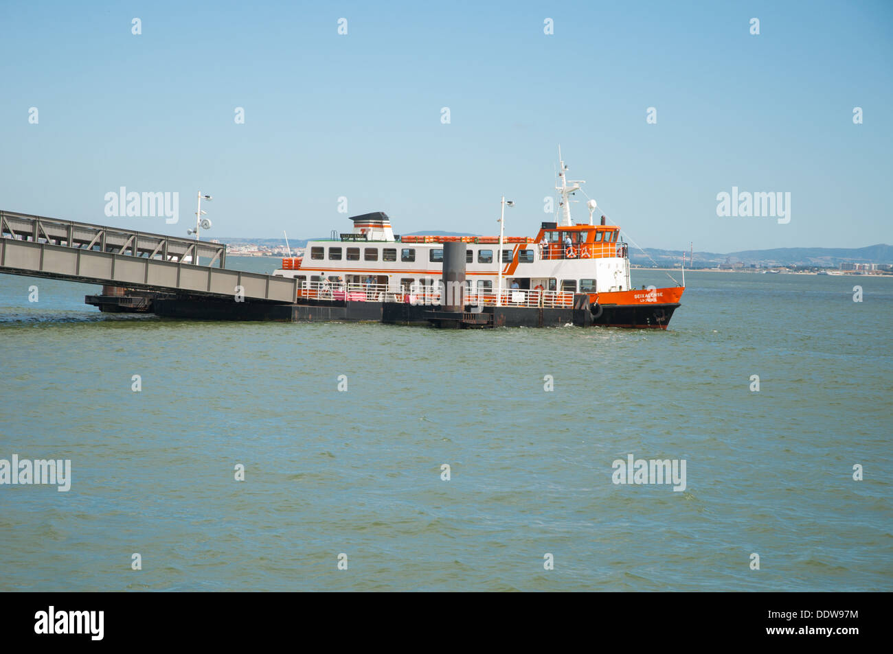 Ferry bridge ferryboat crossing hi-res stock photography and images - Alamy