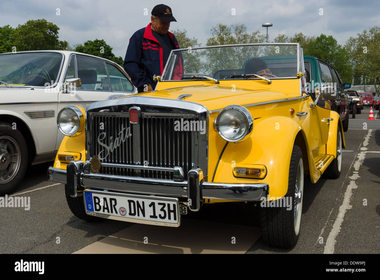 Fiat siata spring 850 spider hi-res stock photography and images - Alamy