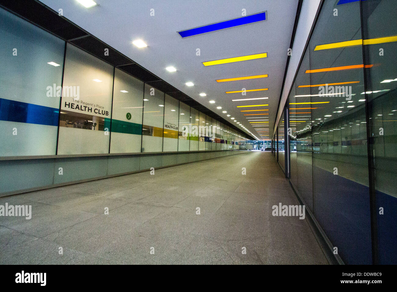 Modern walkway and perspective hi-res stock photography and images - Alamy