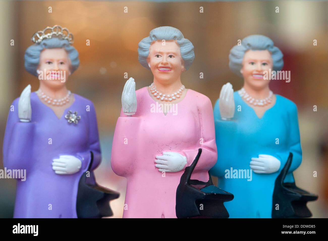 The queen waving hi-res stock photography and images - Alamy