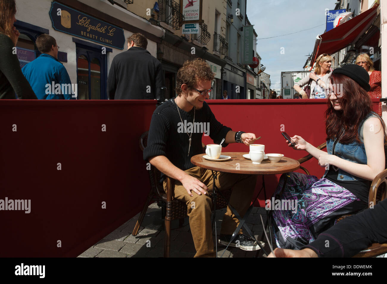 Couple drinking coffee outside talking hi-res stock photography and ...