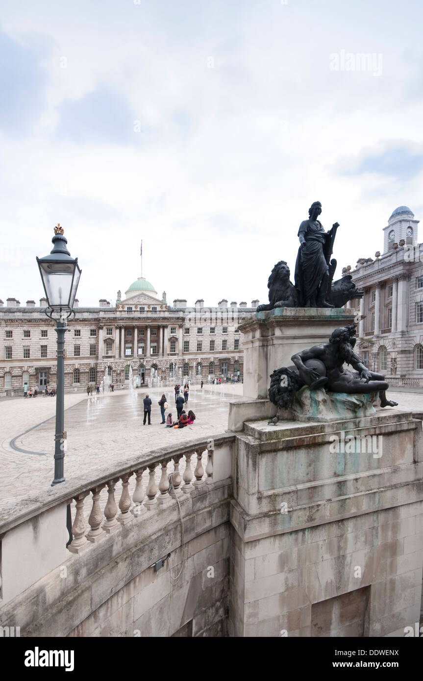 Courtyard statue hi-res stock photography and images - Alamy