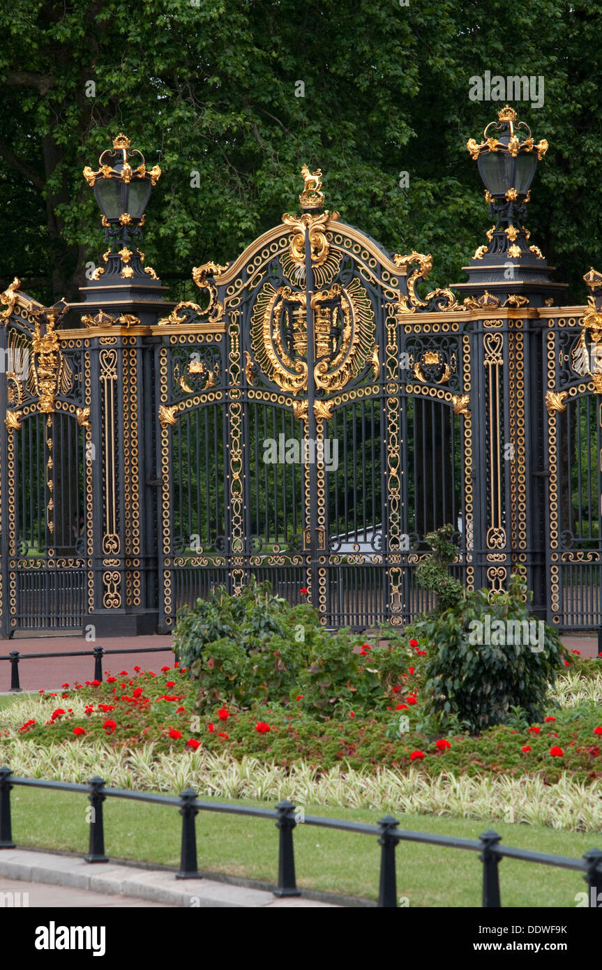 Green park gates hi-res stock photography and images - Alamy
