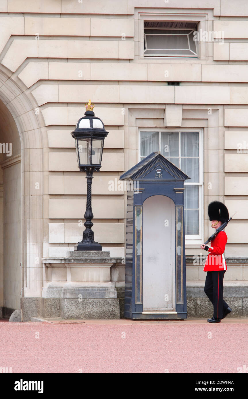 England, London, Buckingham Palace, Royal Guard at Buckingham Palace ...