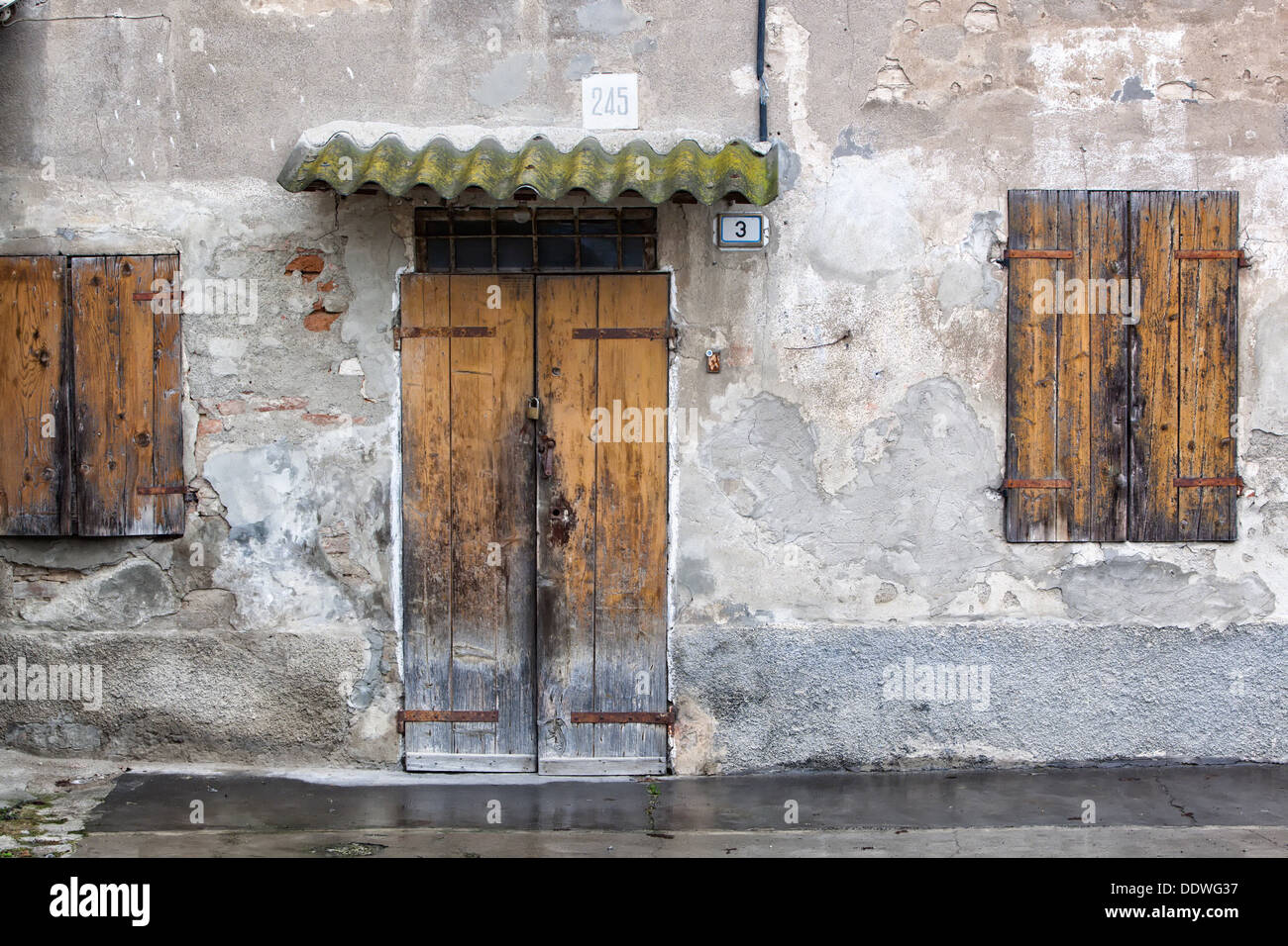 Crumbling stucco hi-res stock photography and images - Alamy
