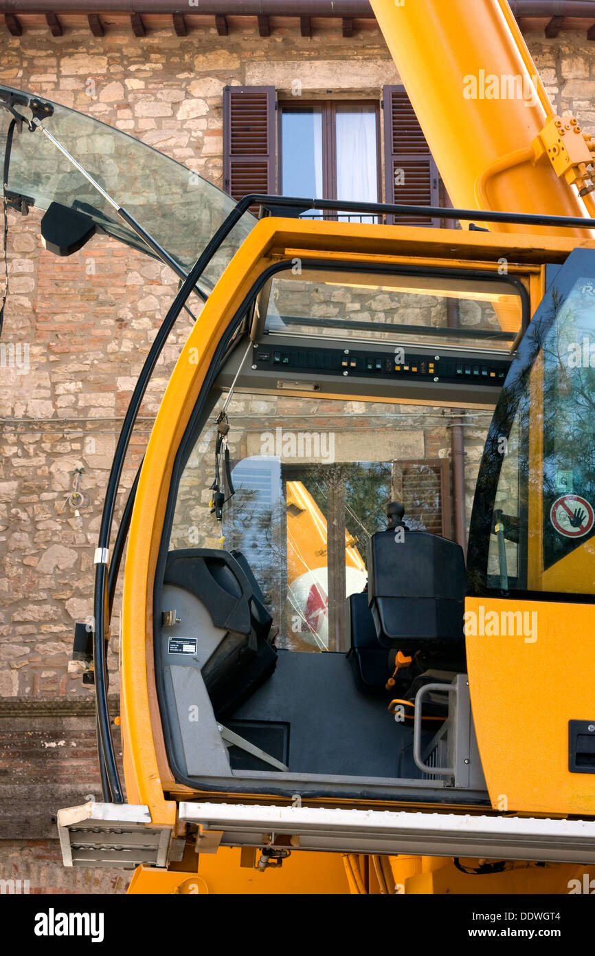 Italy building crane hi-res stock photography and images - Alamy