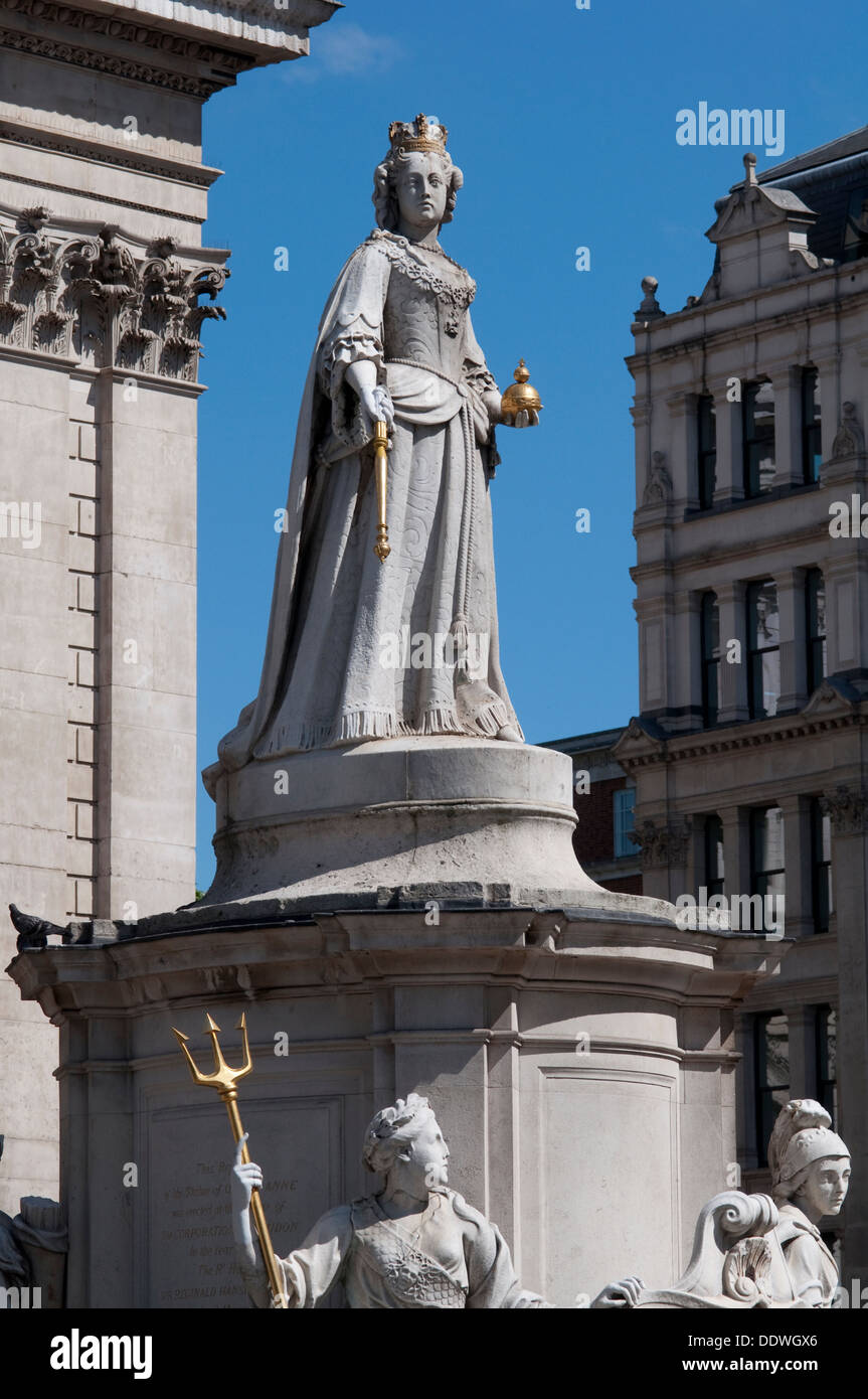 Queen anne statue sculpture hi-res stock photography and images - Alamy