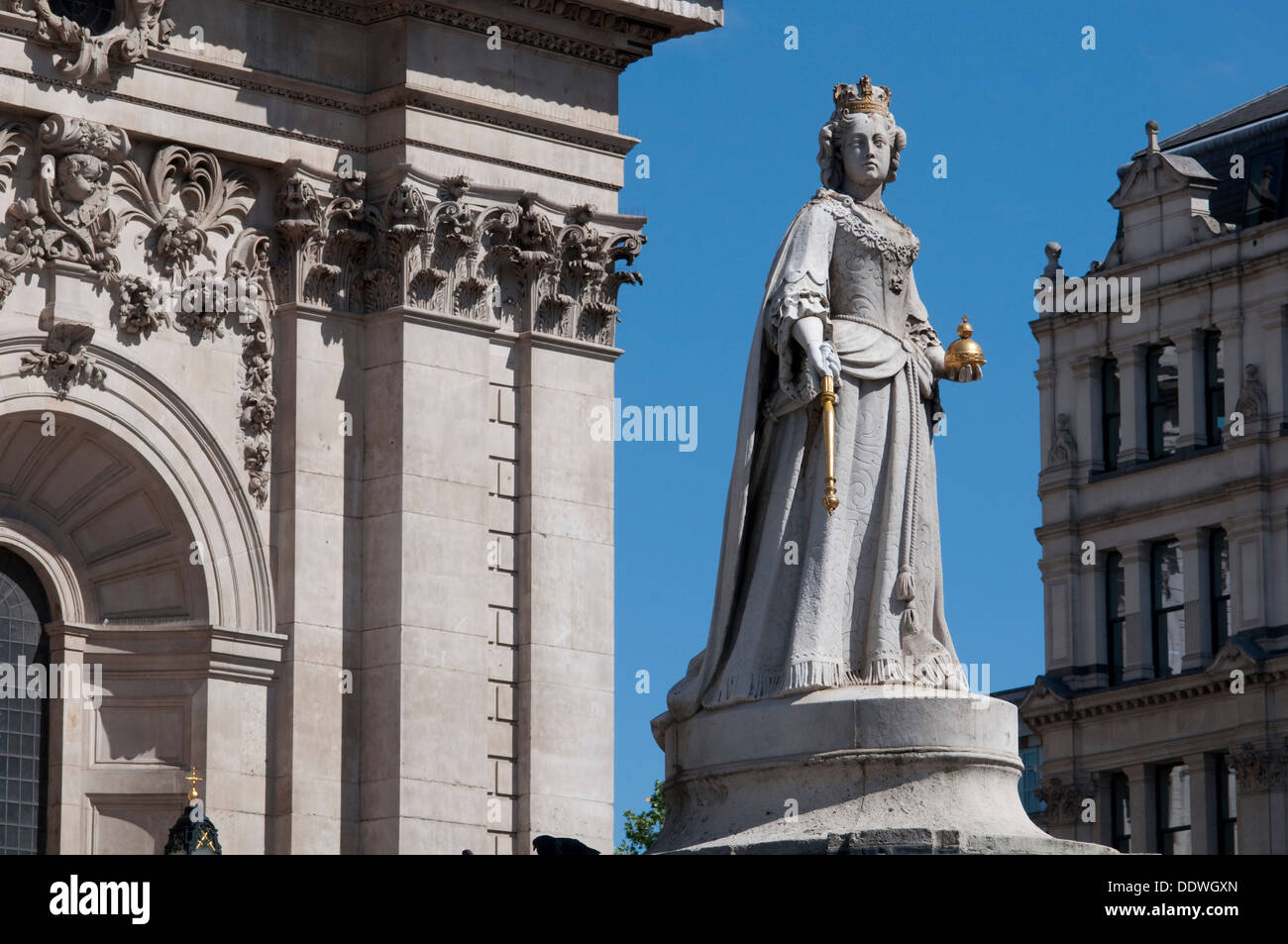 Queen anne statue sculpture hi-res stock photography and images - Alamy