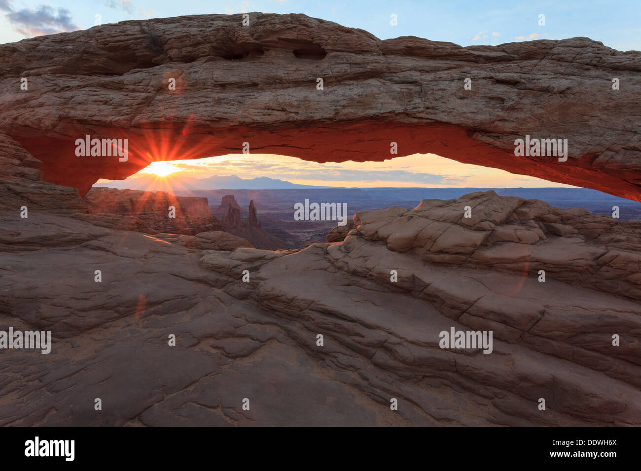 Canyonlands national park mesa arch sun hi-res stock photography and ...