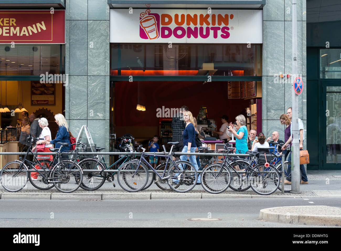 Dunkin donuts hi-res stock photography and images - Alamy