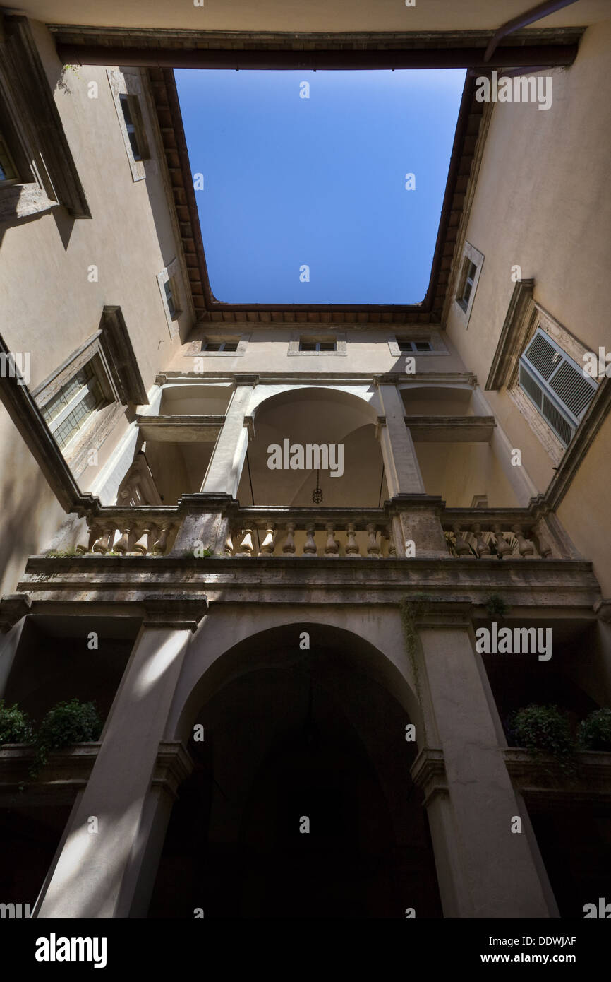 Open courtyard hi-res stock photography and images - Alamy