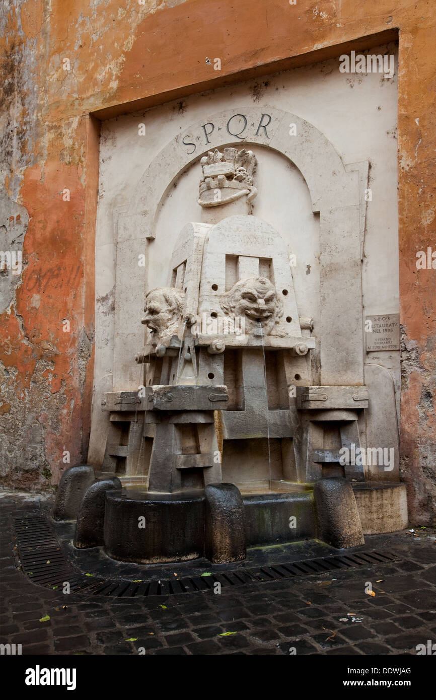 Gargoyle colored hi-res stock photography and images - Alamy