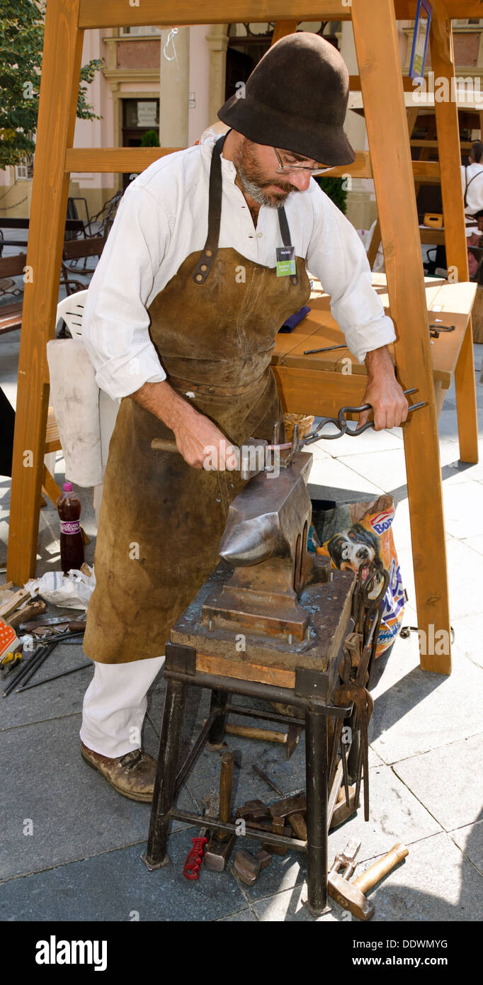 Man blacksmithing hi-res stock photography and images - Alamy