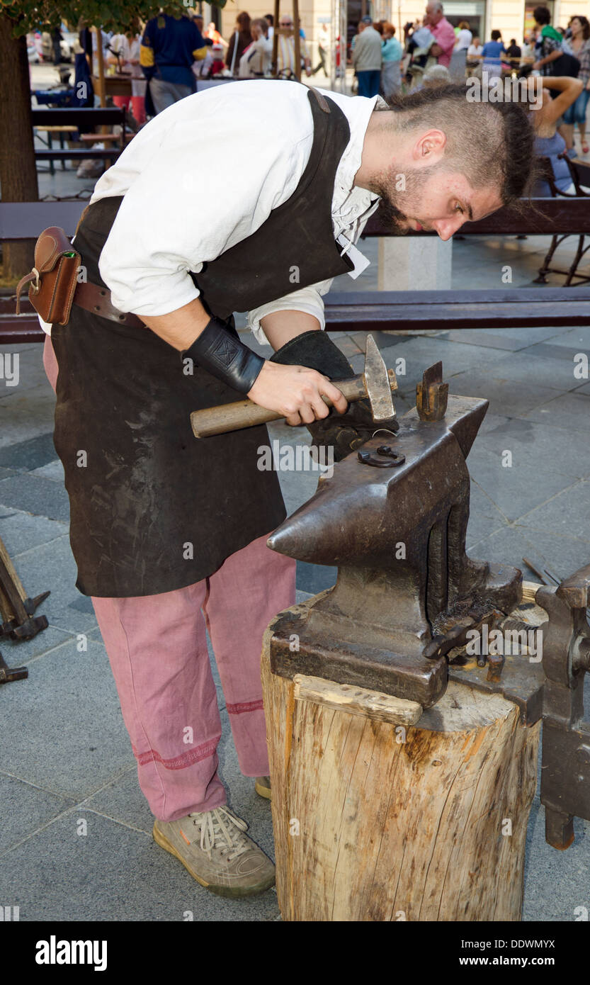 Man blacksmithing hi-res stock photography and images - Alamy
