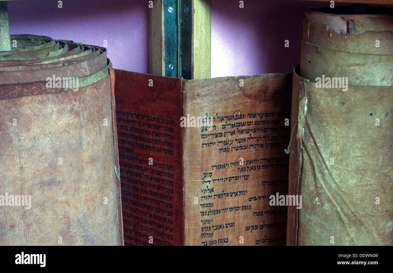 Ancient torah jewish scroll hi-res stock photography and images - Alamy