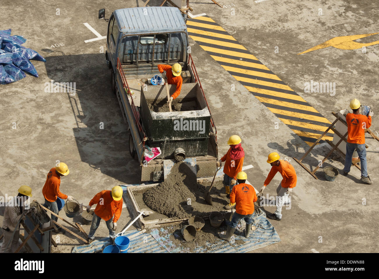 Mixing cement workers hi-res stock photography and images - Alamy
