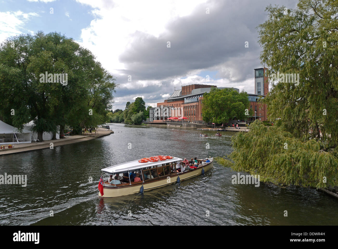 Pleasure boat with RSC (Royal Shakespeare Company) theatre, Stratford ...