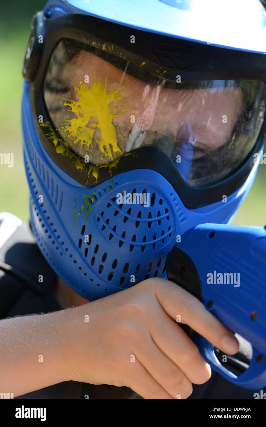 Young children playing paintball in the woods Stock Photo - Alamy
