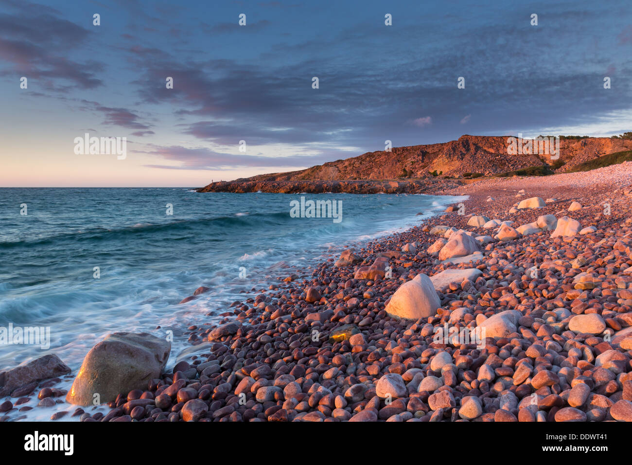 Beach with rocks and pebbles at the Atlantic ocean coast of Brittany ...