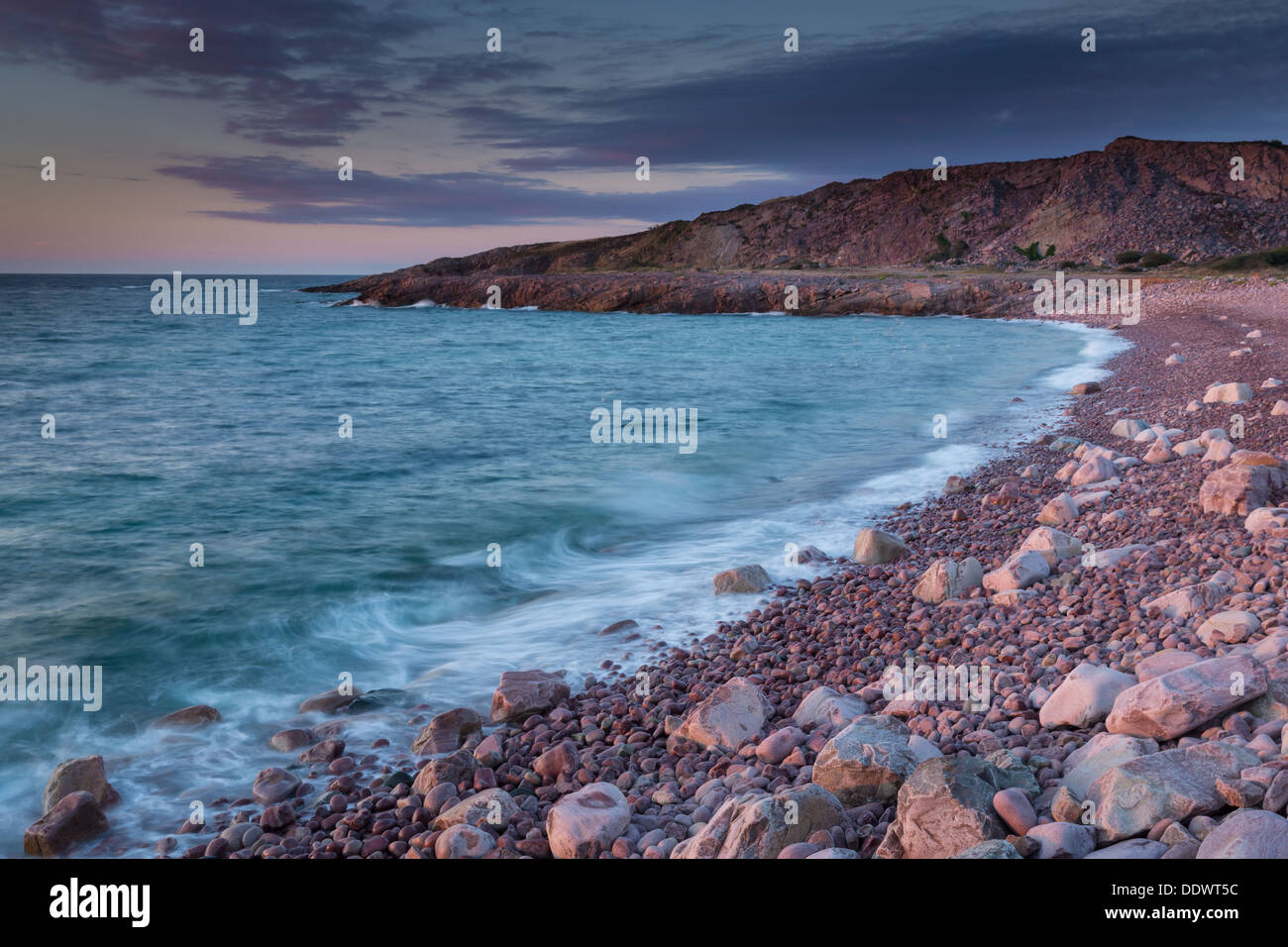 Beach with rocks and pebbles at the Atlantic ocean coast of Brittany ...