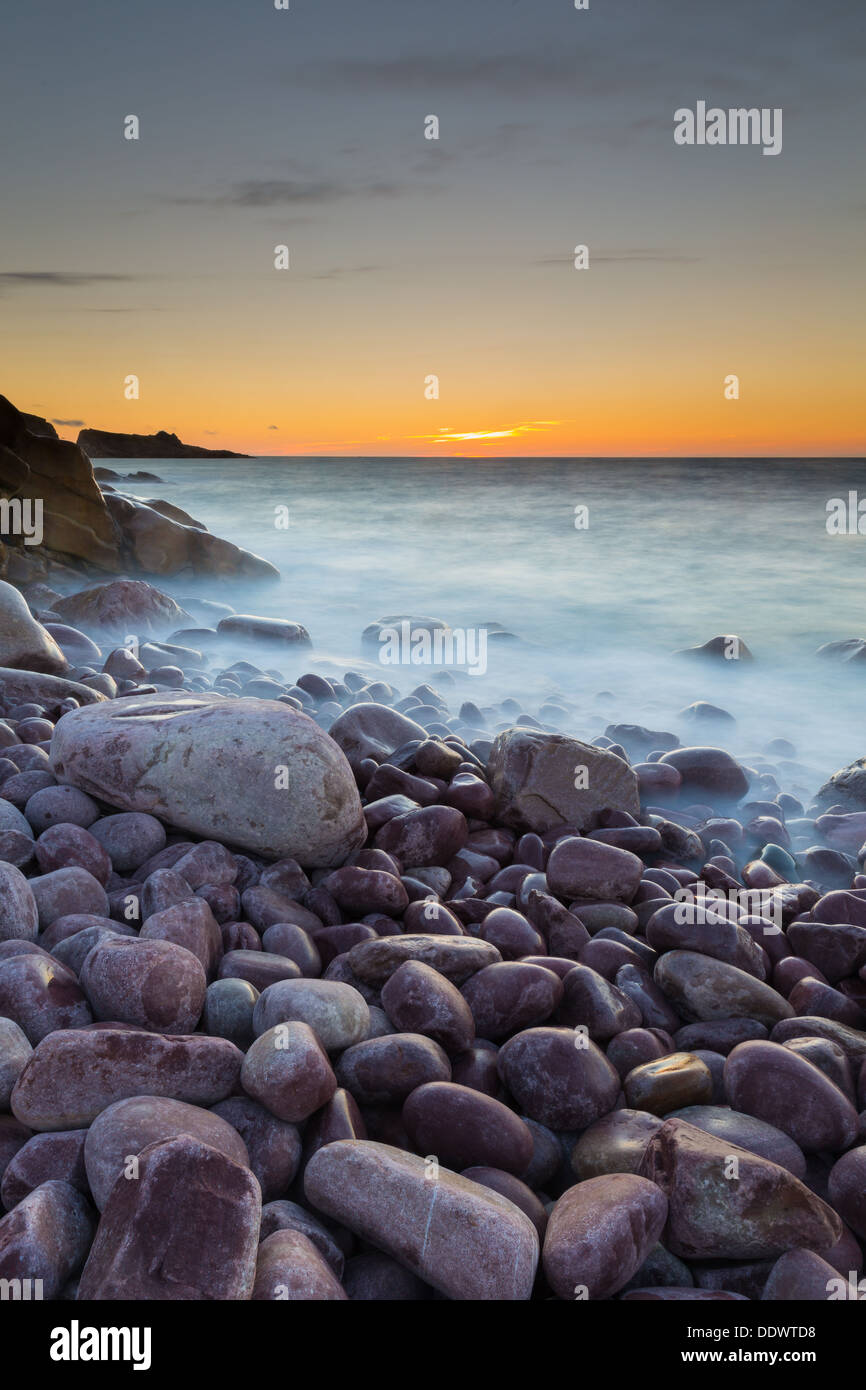 Beach with rocks and pebbles at the Atlantic ocean coast of Brittany ...