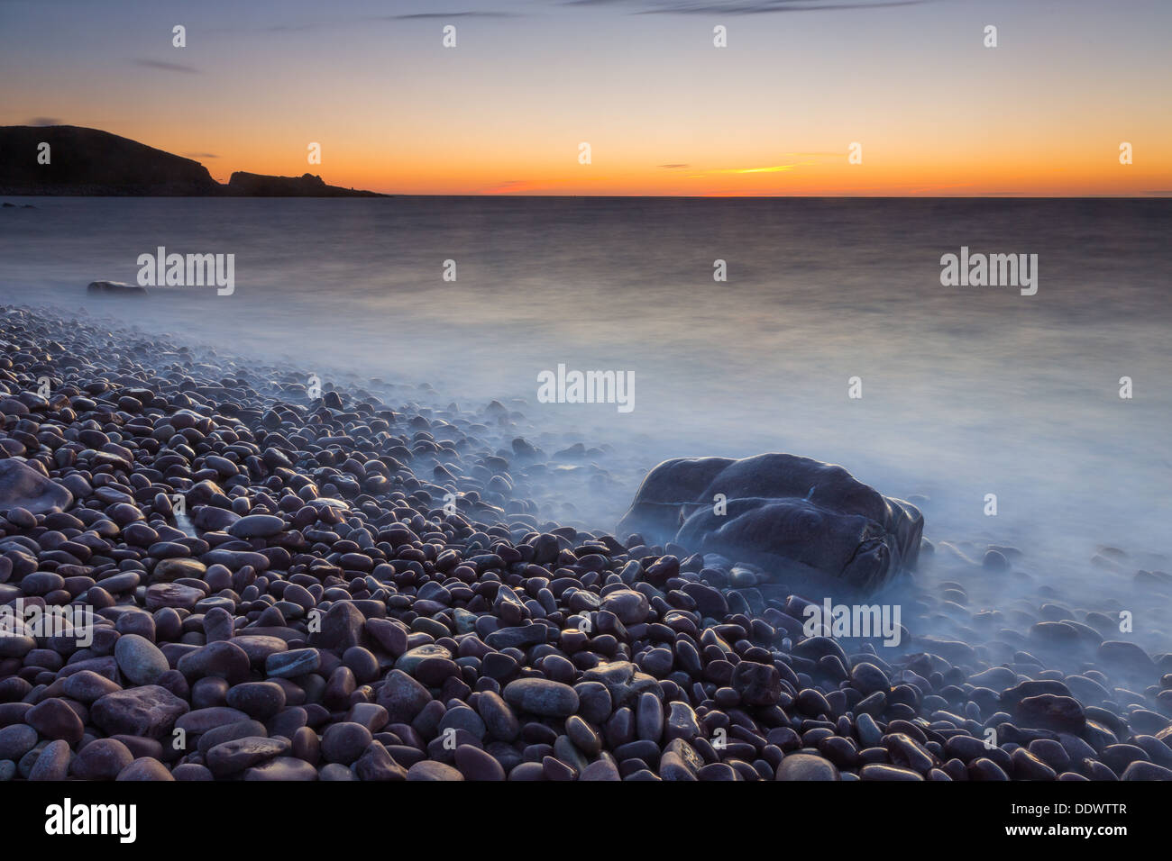 Beach with rocks and pebbles at the Atlantic ocean coast of Brittany ...