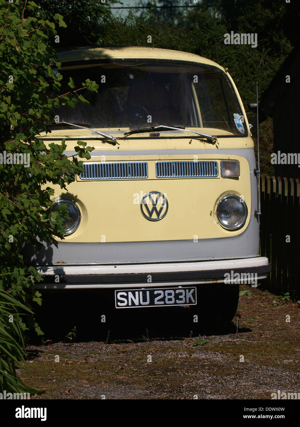 Yellow vw bus hi-res stock photography and images - Alamy