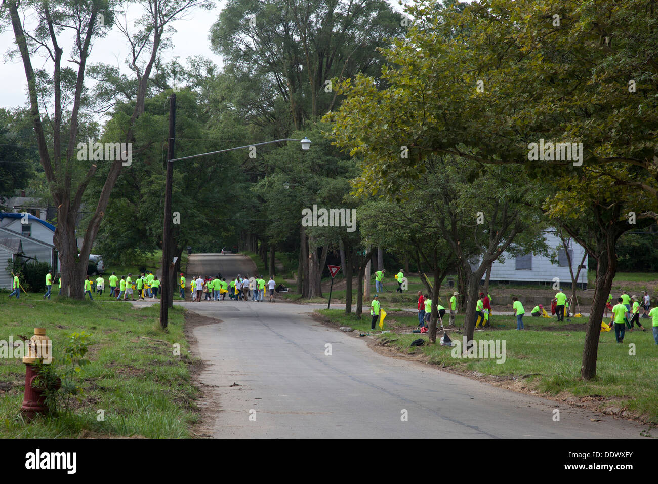 Volunteers clean trash and debris from Detroit's Brightmoor ...