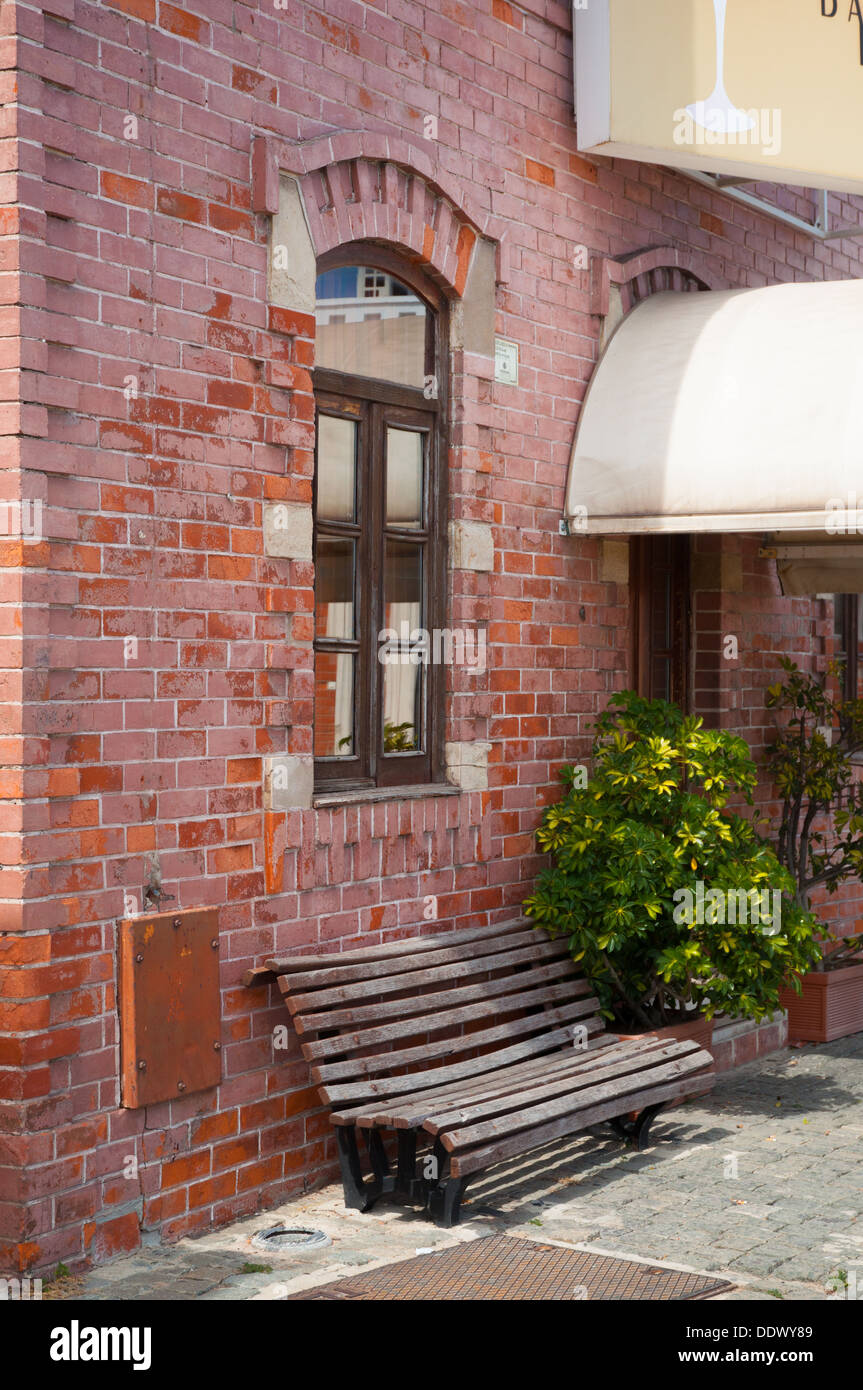 Enclosed bench hi-res stock photography and images - Alamy