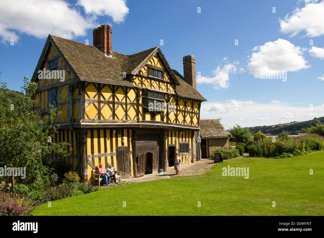 Medieval timber framed house medieval hi-res stock photography and ...