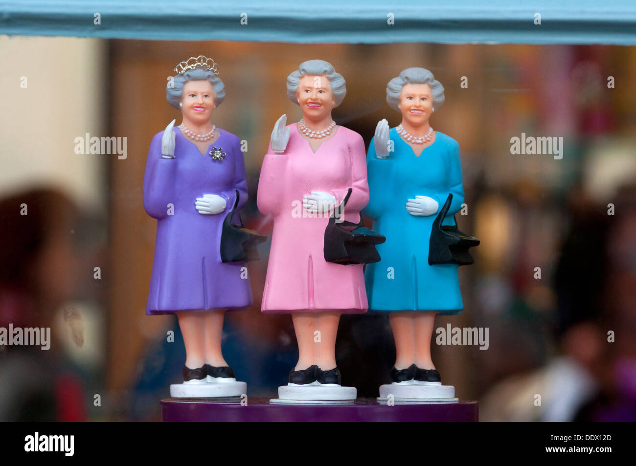 The queen waving hi-res stock photography and images - Alamy