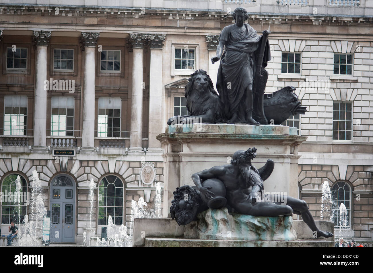 Courtyard statue hi-res stock photography and images - Alamy