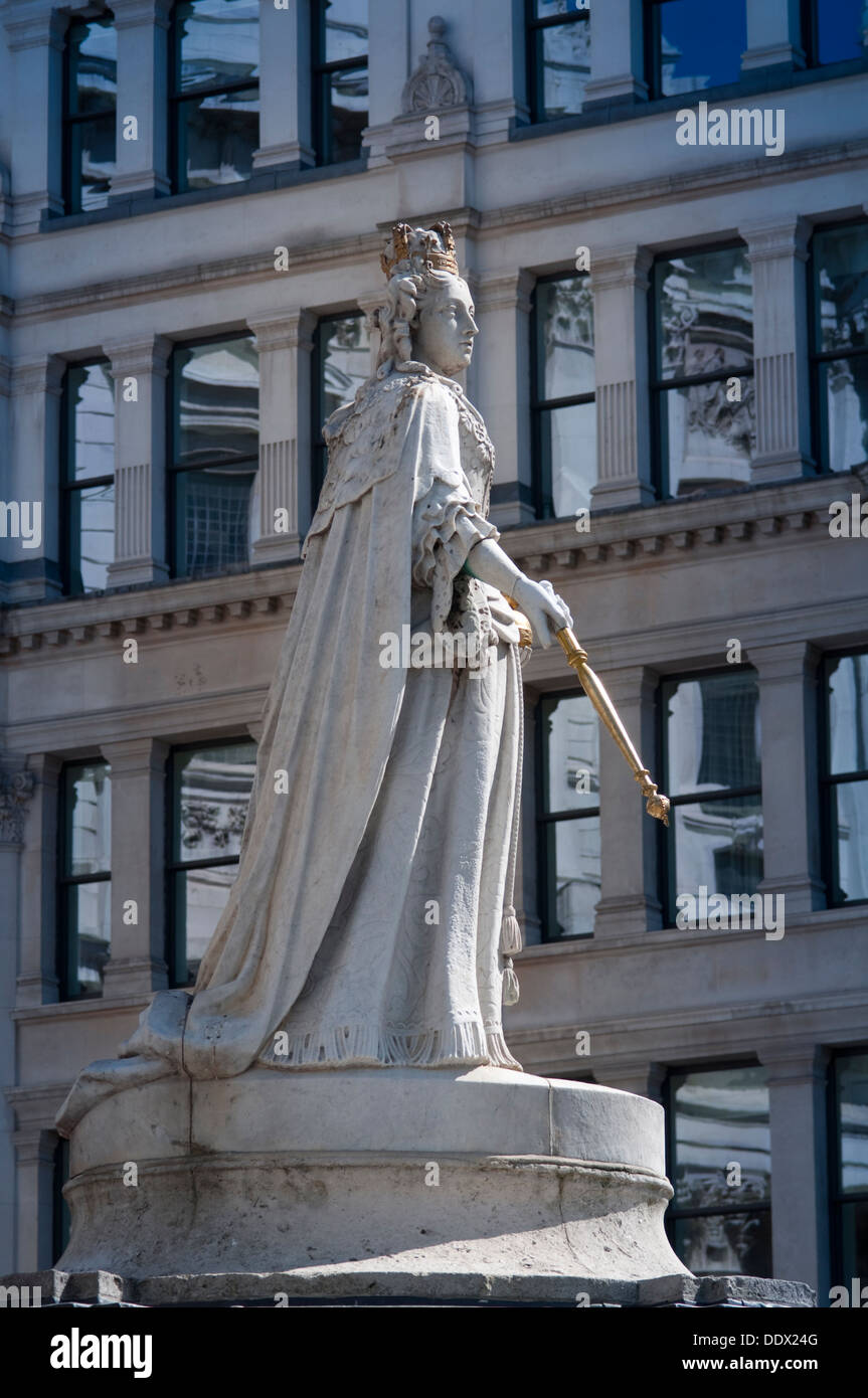 Queen anne statue sculpture hi-res stock photography and images - Alamy