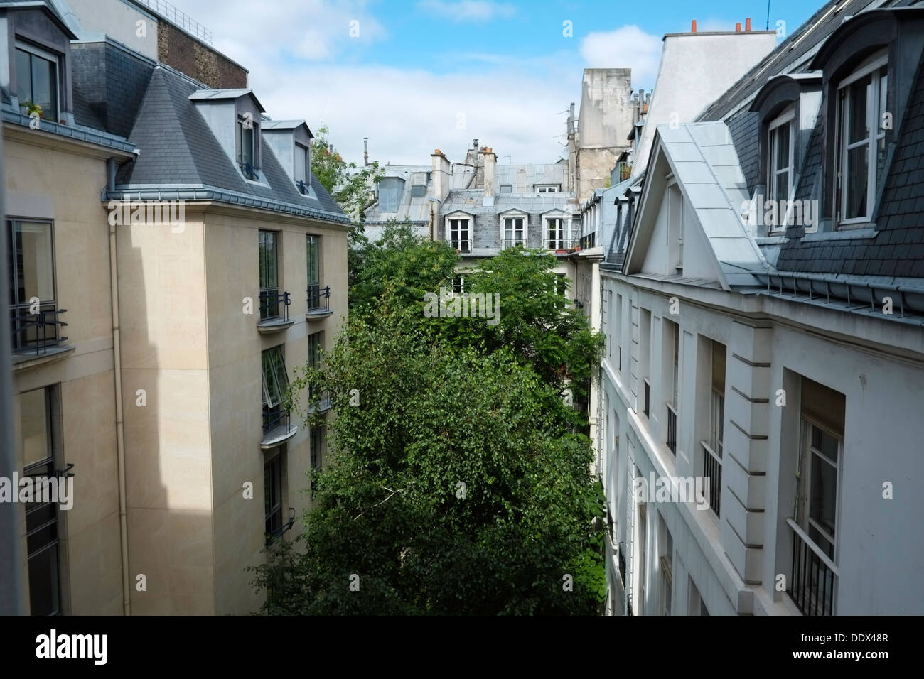 Parisian apartment courtyard hi-res stock photography and images - Alamy