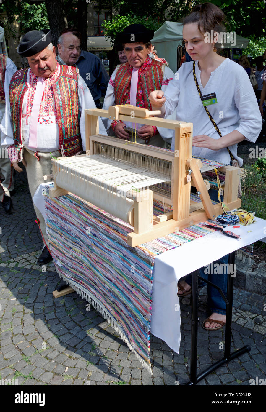 The carpet weaving Stock Photo - Alamy